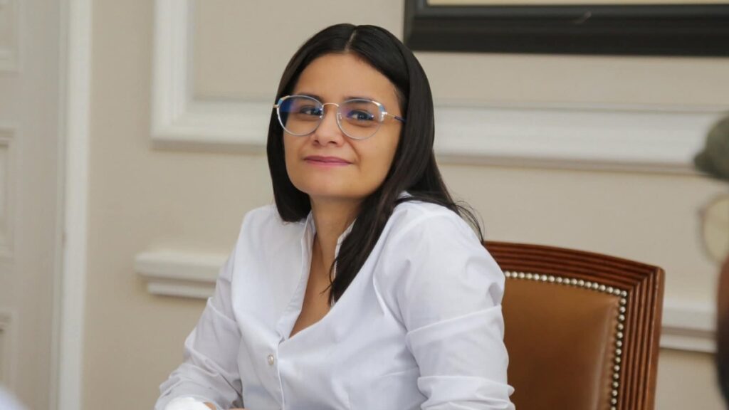Renuncia y denuncia por estafa: Angie Rodríguez se aparta de la ...