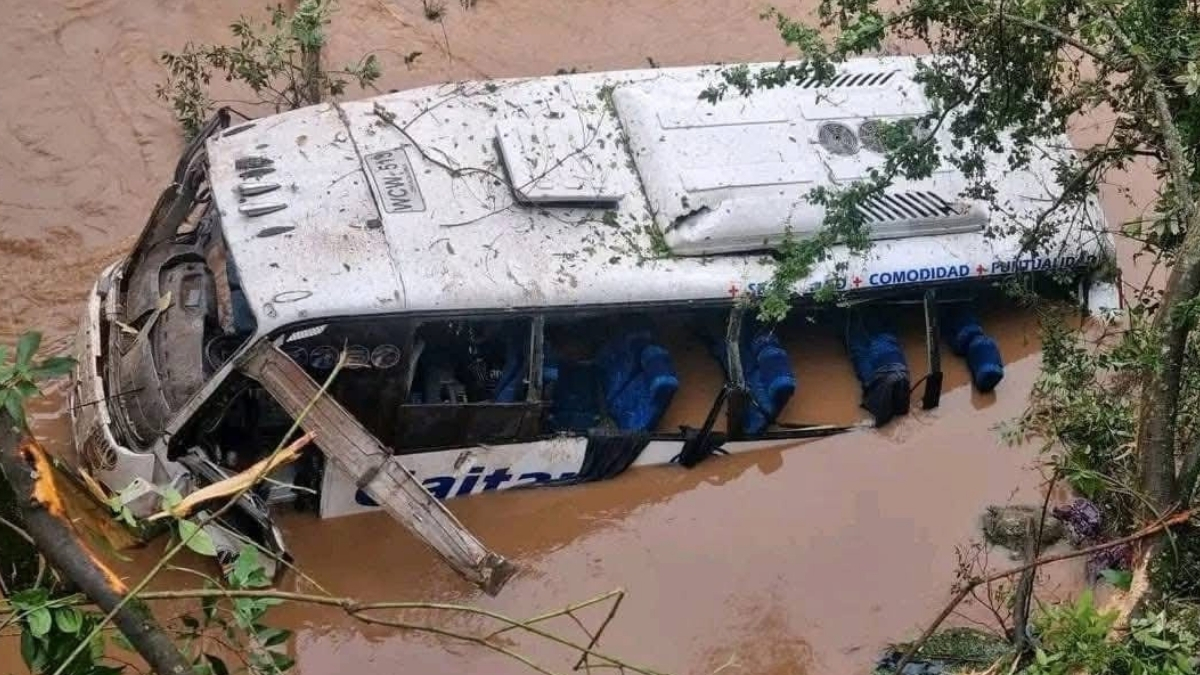 Accidente en la vía Pitalito–Timaná: Bus cayó al río Magdalena - El Expreso
